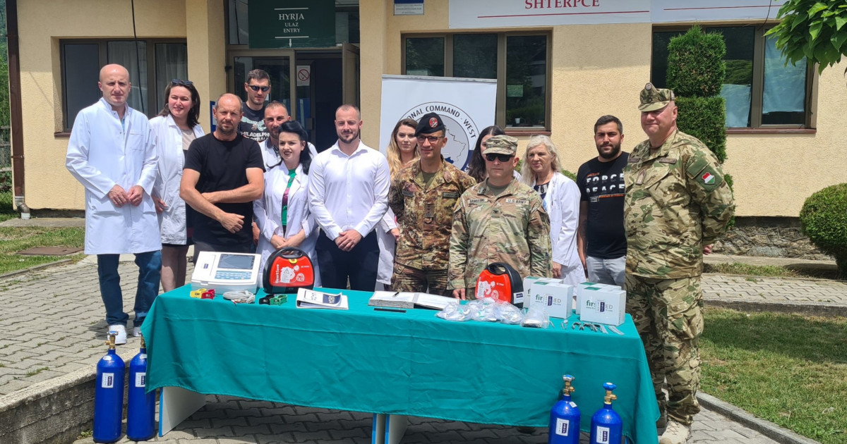 Pripadnici Kfora posetili opštinu Štrpce i donirali medicinsku opremu Domu zdravlja u Drajkovcu ...